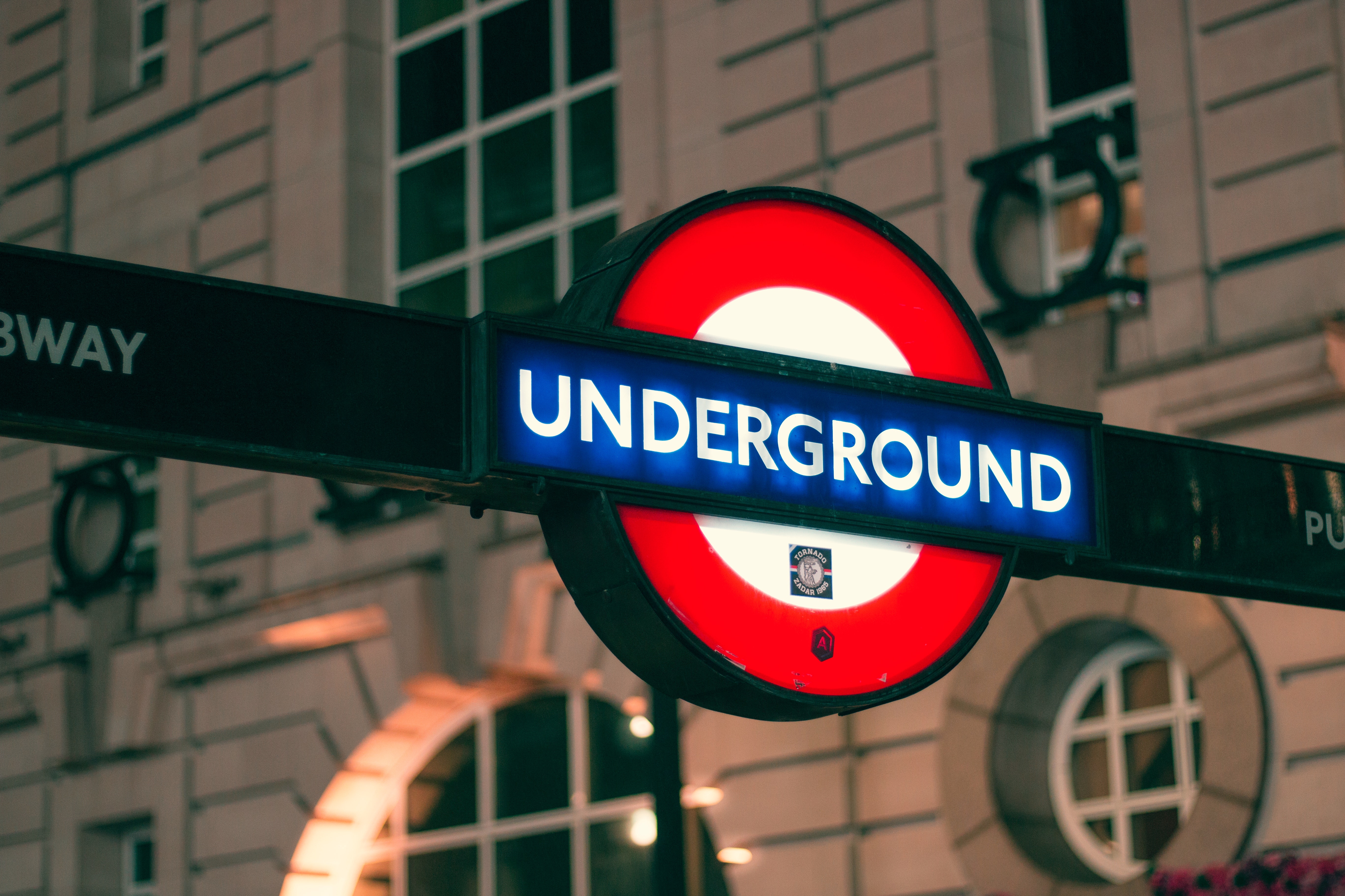 9 Iconic Signs From Around The World - Red Sq. Design